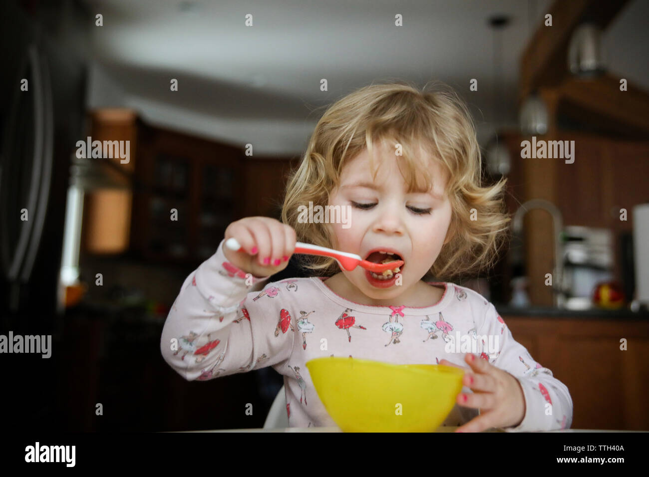 Girl eating breakfast hi-res stock photography and images - Alamy