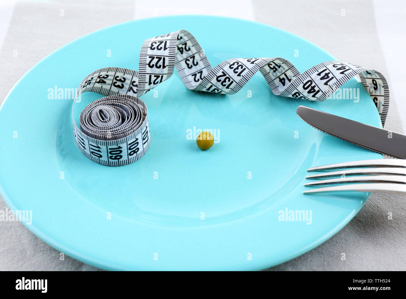 Single pea on plate hi-res stock photography and images - Alamy