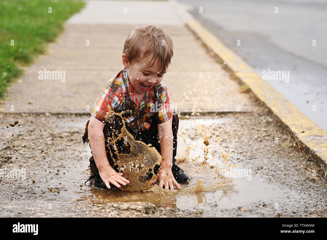 Playing in mud puddle hi-res stock photography and images - Alamy