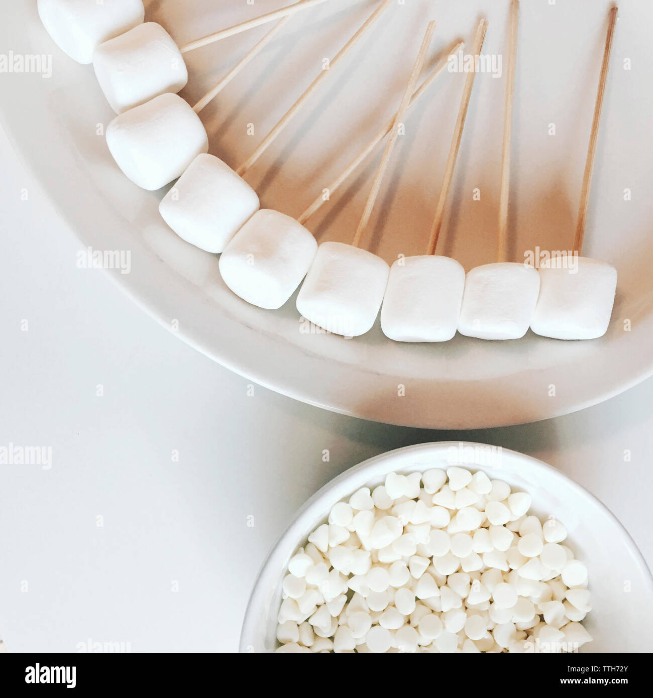 Marshmallows on sticks hi-res stock photography and images - Alamy