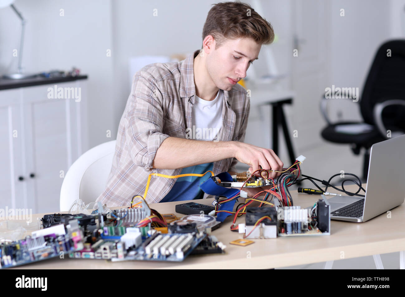 Notebook man repairing hi-res stock photography and images - Alamy