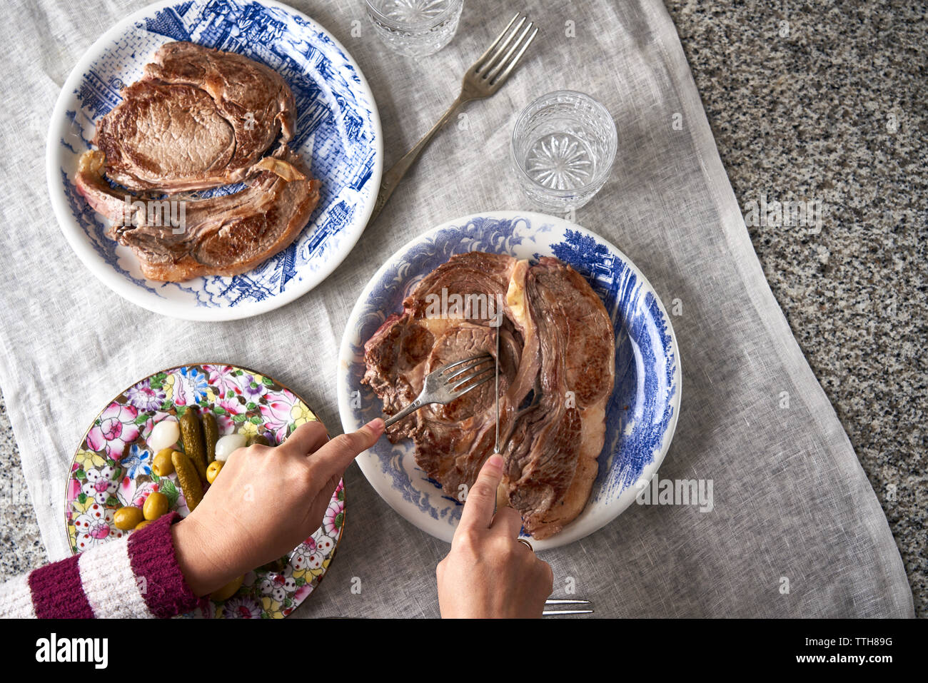 Hand cutting steak Stock Photo - Alamy