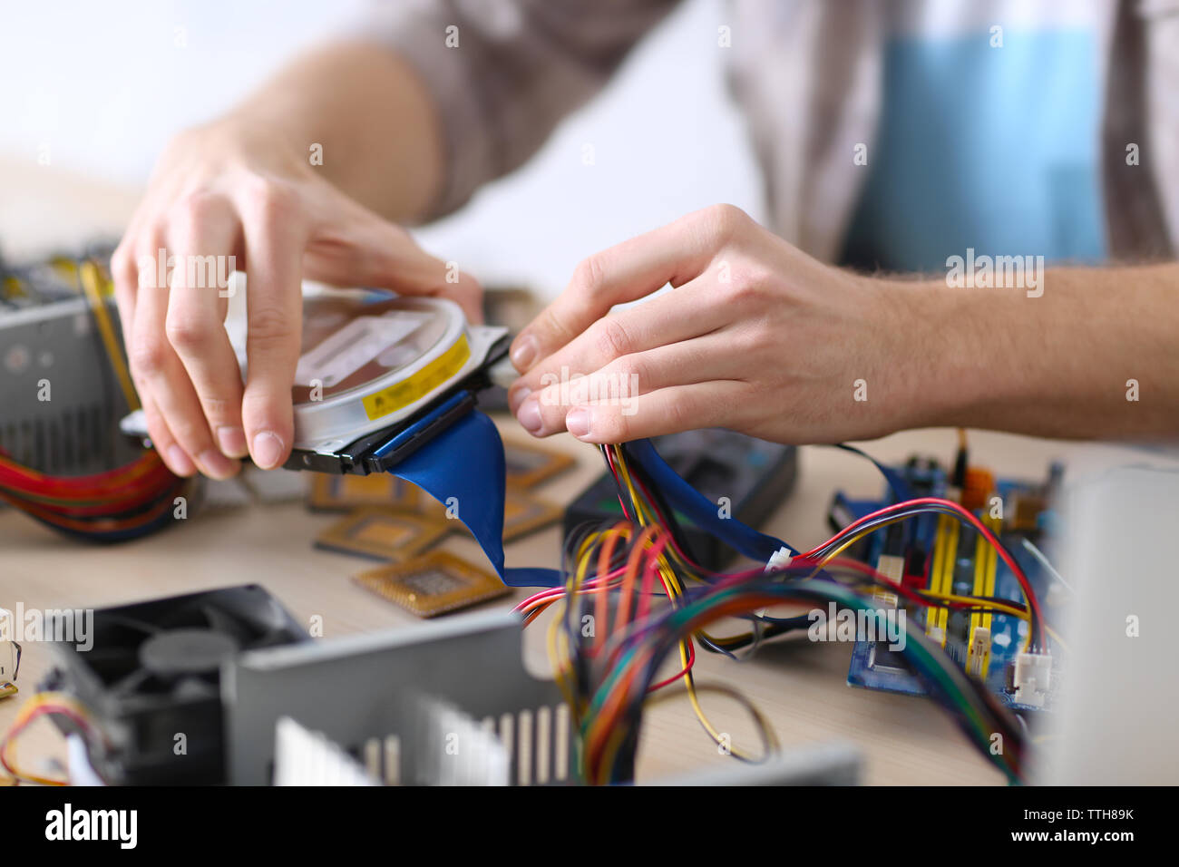Man repairing computer hardware hi-res stock photography and images - Alamy