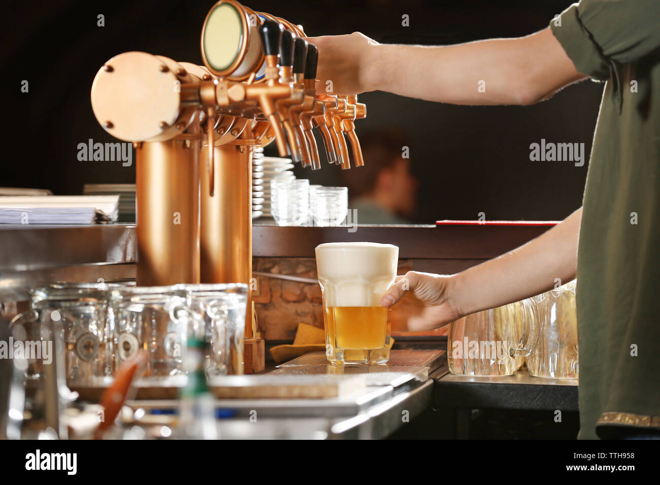 Barman pulling a pint of beer hi-res stock photography and images - Alamy