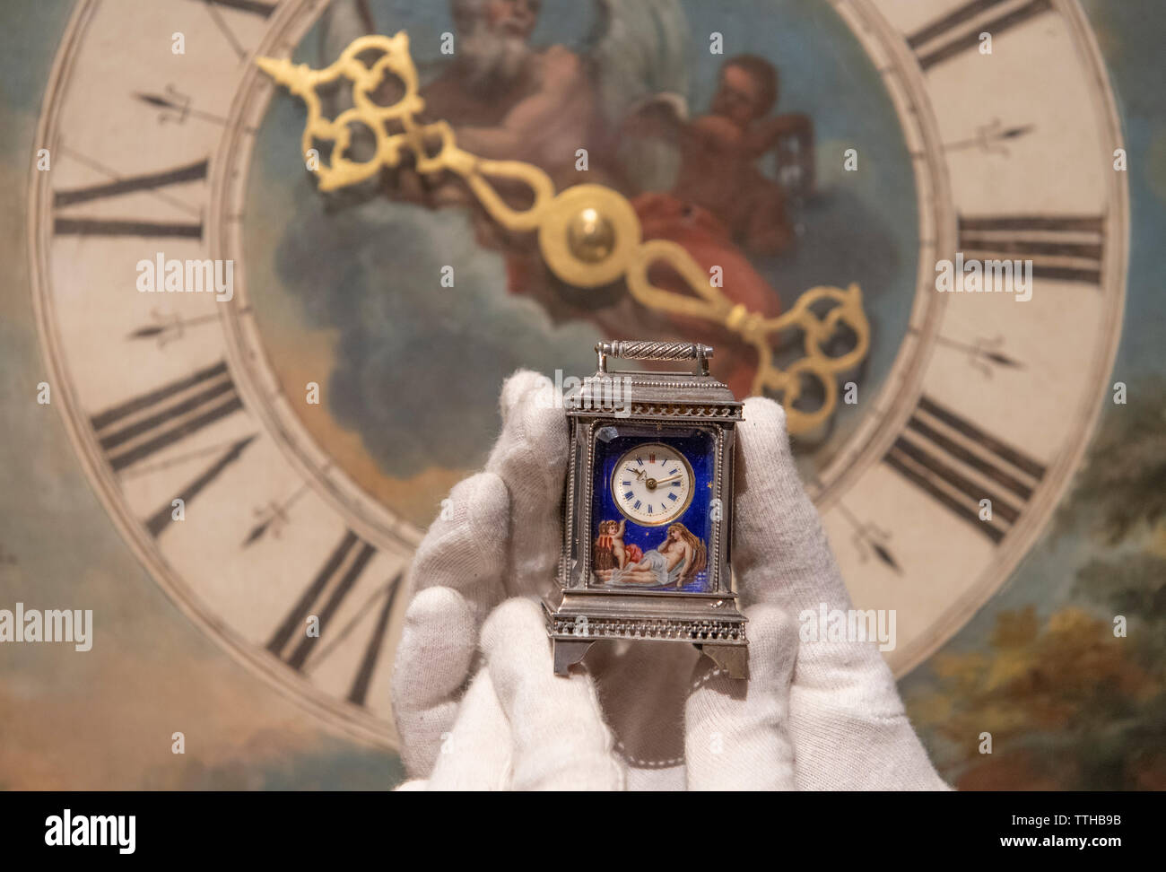 17th century clocks hi-res stock photography and images - Alamy