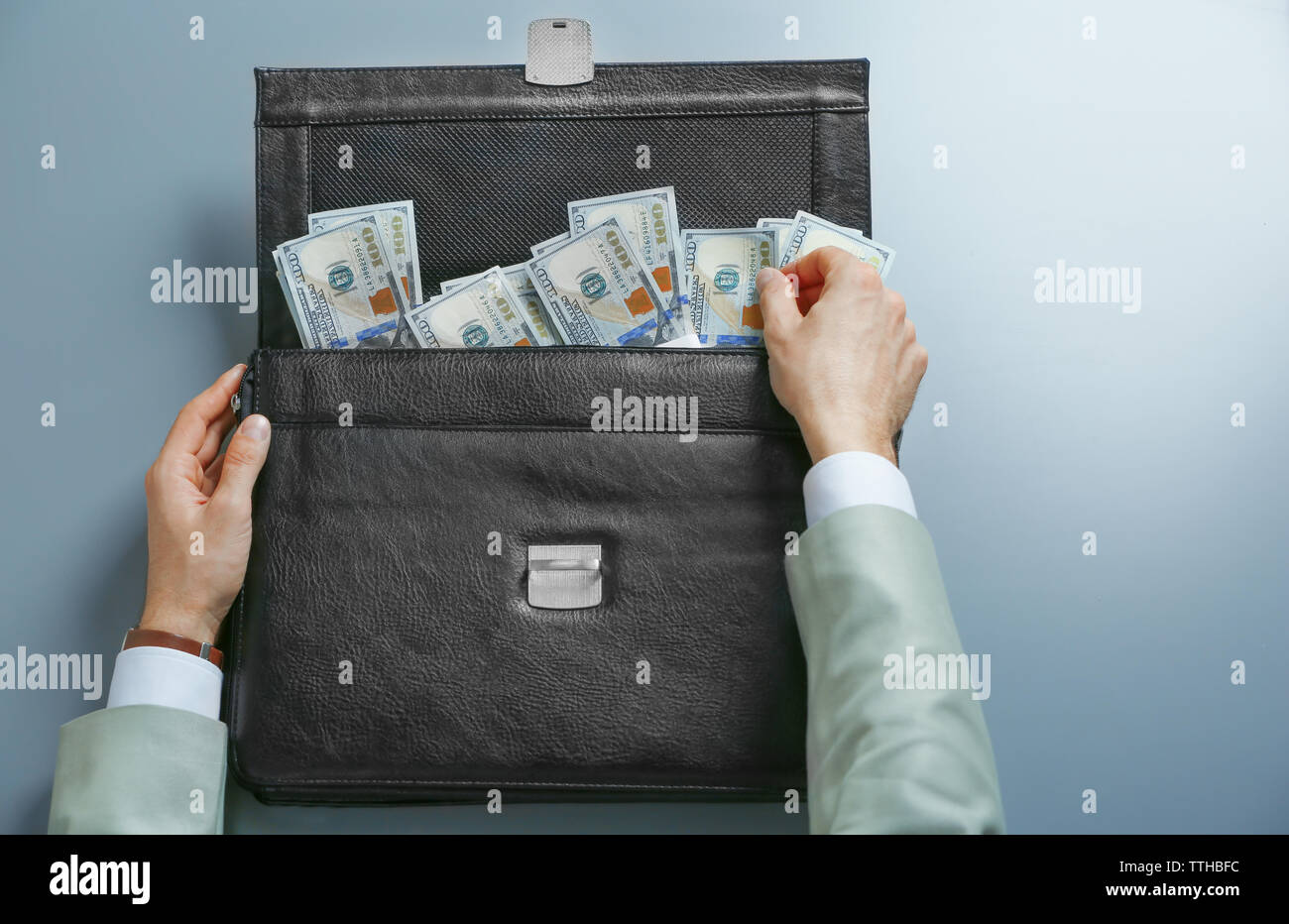 Money brief case hi-res stock photography and images - Alamy