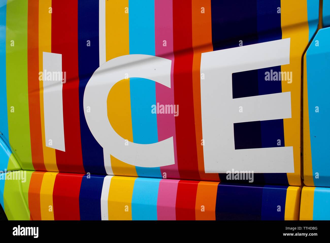 Green and red ice cream van hi-res stock photography and images - Alamy
