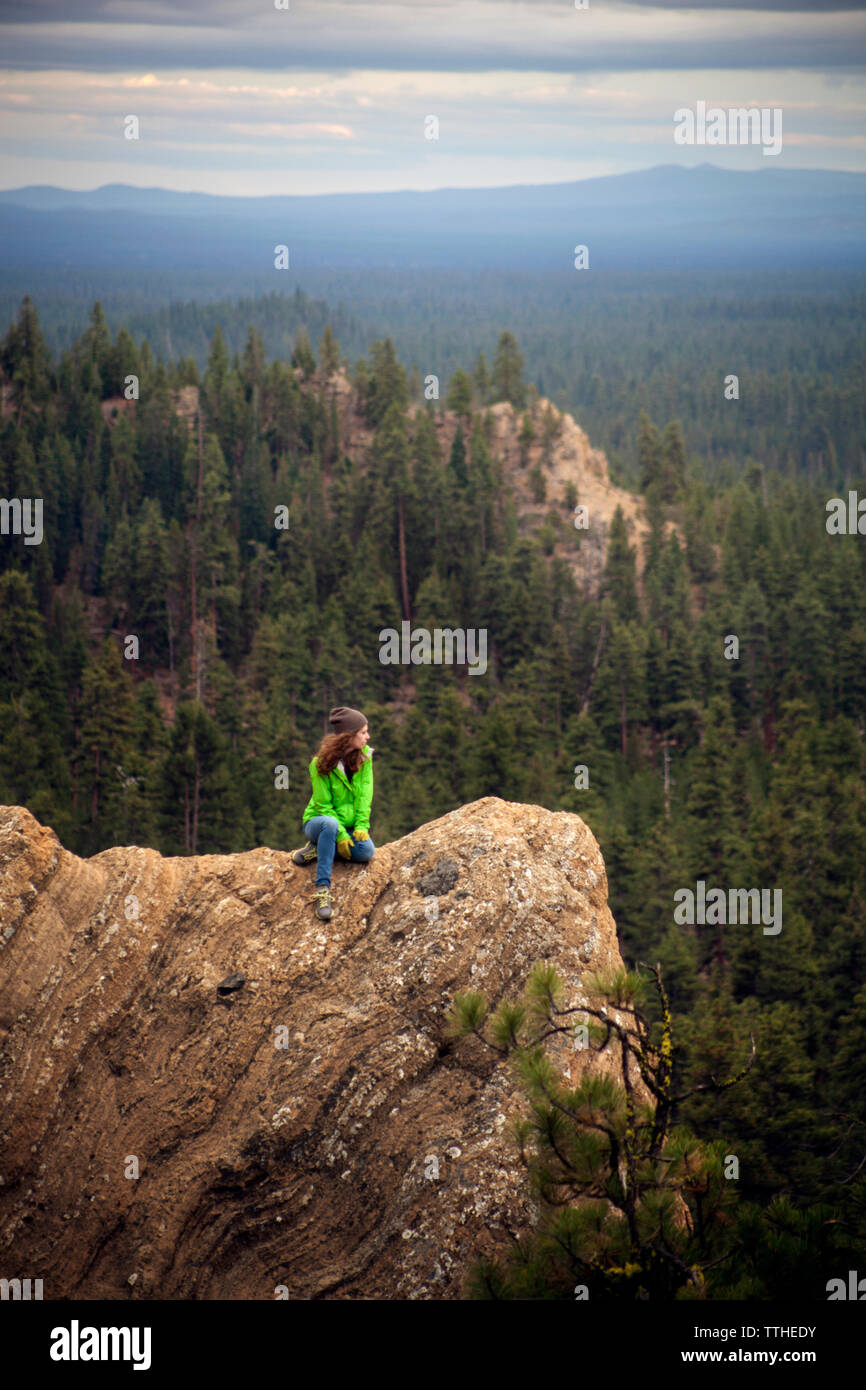 Person on cliff top hi-res stock photography and images - Alamy