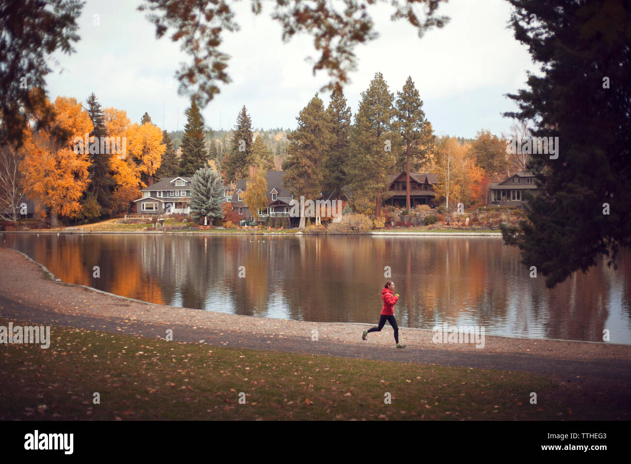 Pathway by lake hi-res stock photography and images - Alamy