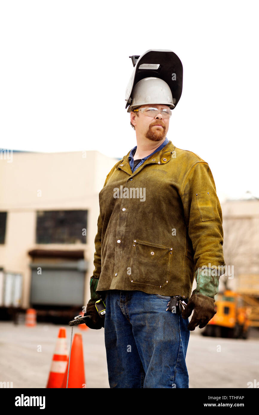 Man wearing welding helmet welding hi-res stock photography and images ...