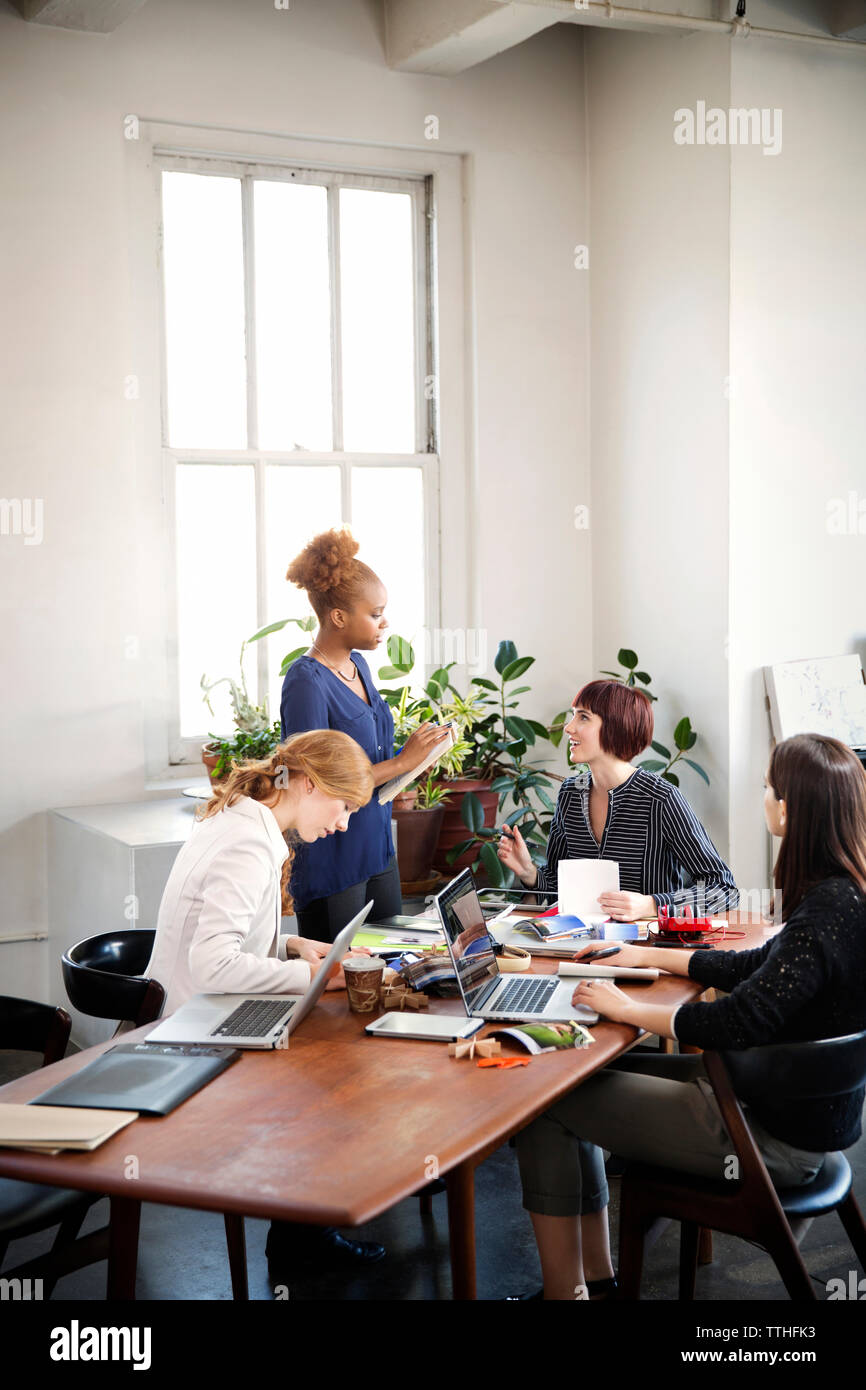 Adults group discussion hi-res stock photography and images - Alamy