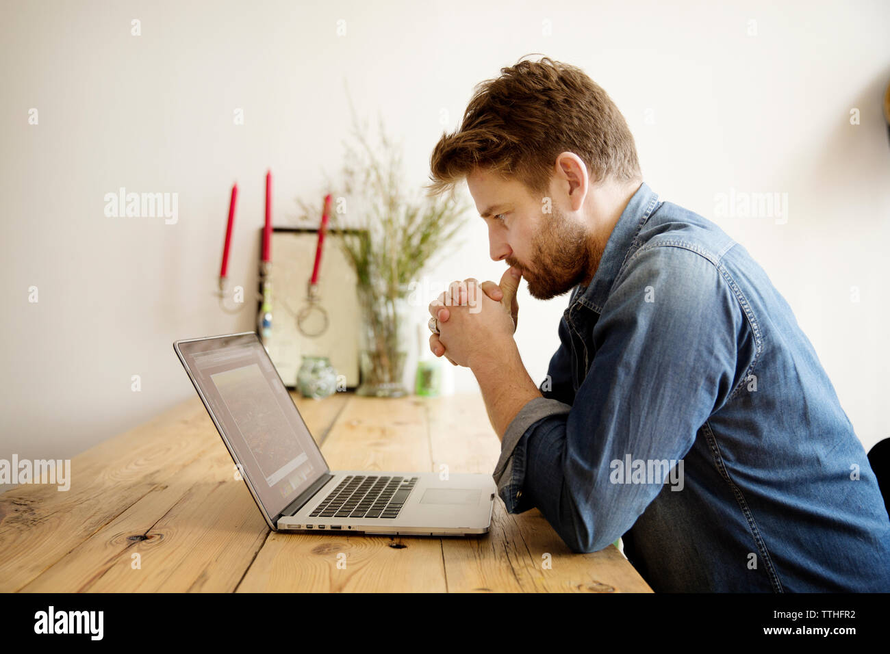 Man looking at laptop hi-res stock photography and images - Alamy