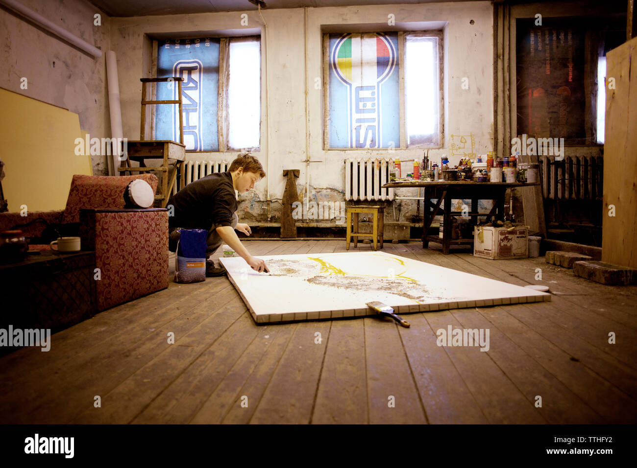 25 years old man crouching hi-res stock photography and images - Alamy