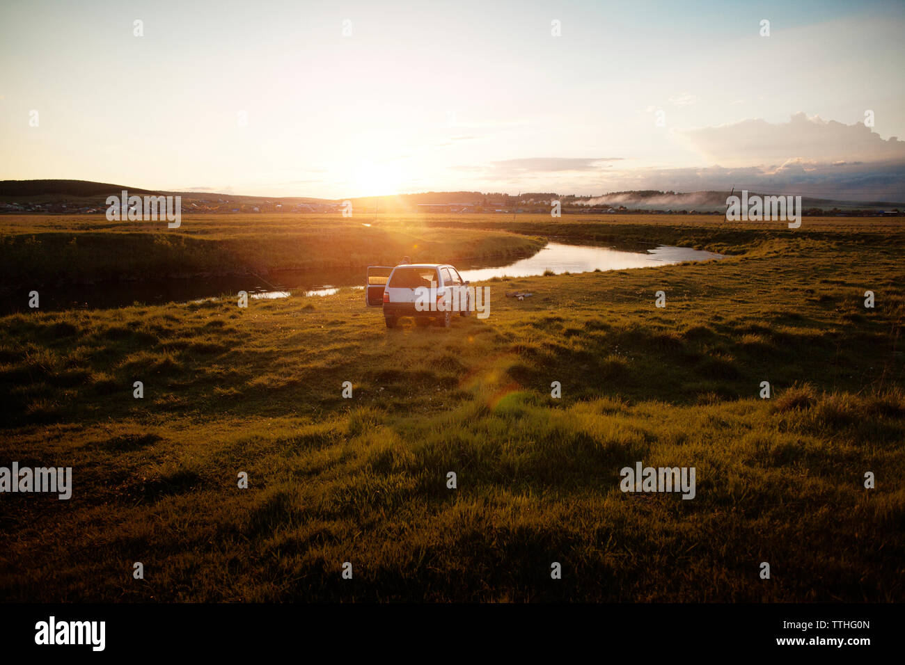 Car parked on grass hi-res stock photography and images - Alamy
