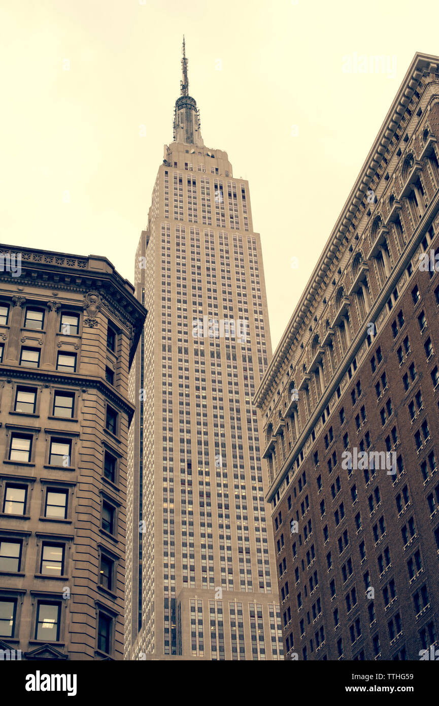 Empire state building low angle hi-res stock photography and images - Alamy