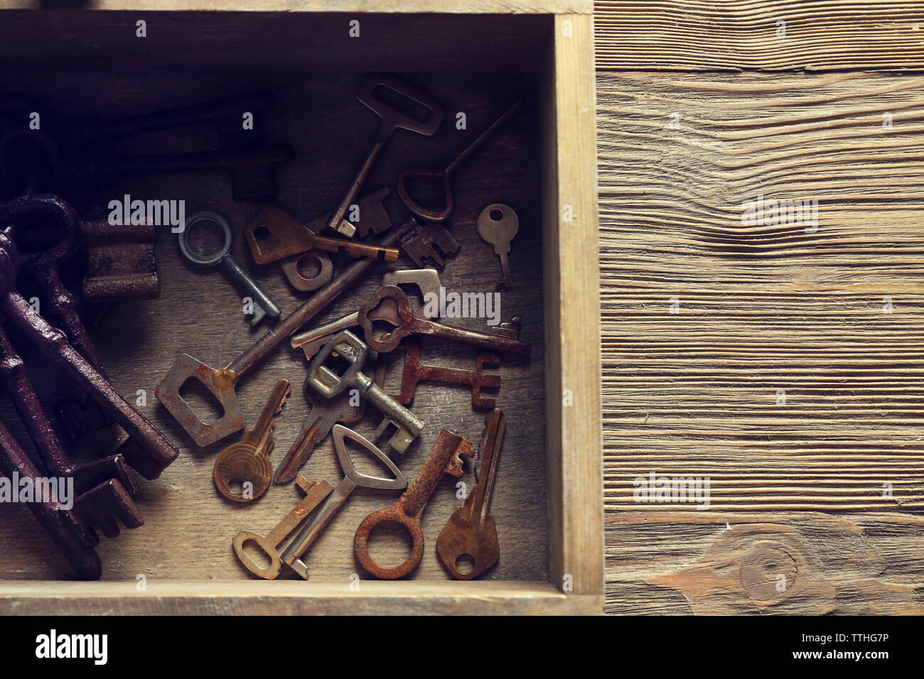 Wooden box full of old keys, top view Stock Photo - Alamy