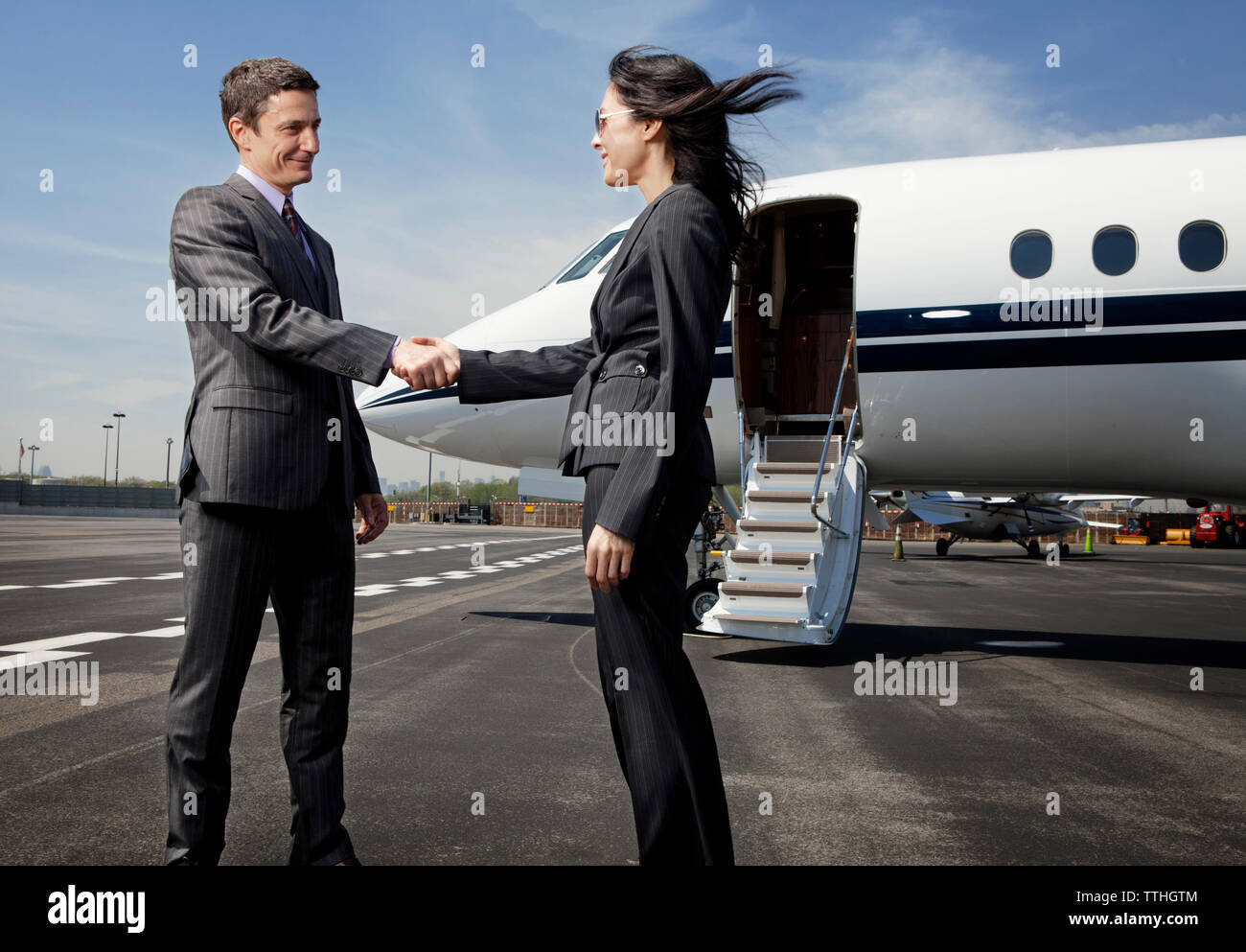 Business man woman handshake airport hi-res stock photography and ...