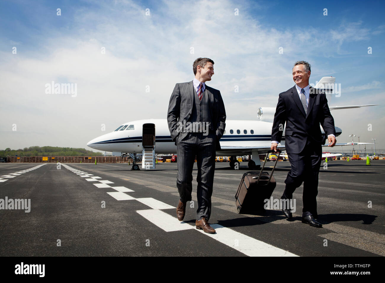 Walking airport hi-res stock photography and images - Alamy