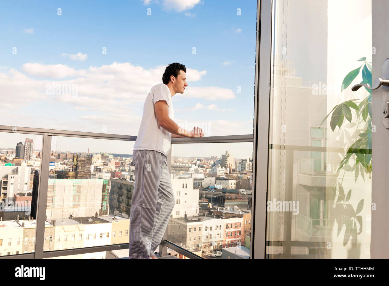 Glass balcony railing hi-res stock photography and images - Alamy