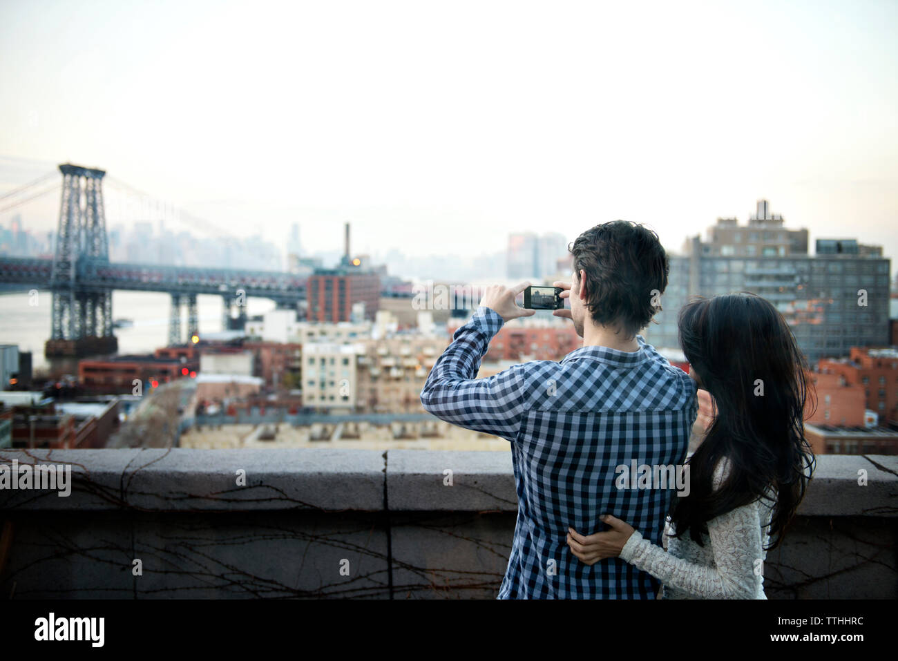 New york rooftop couple hi-res stock photography and images - Alamy