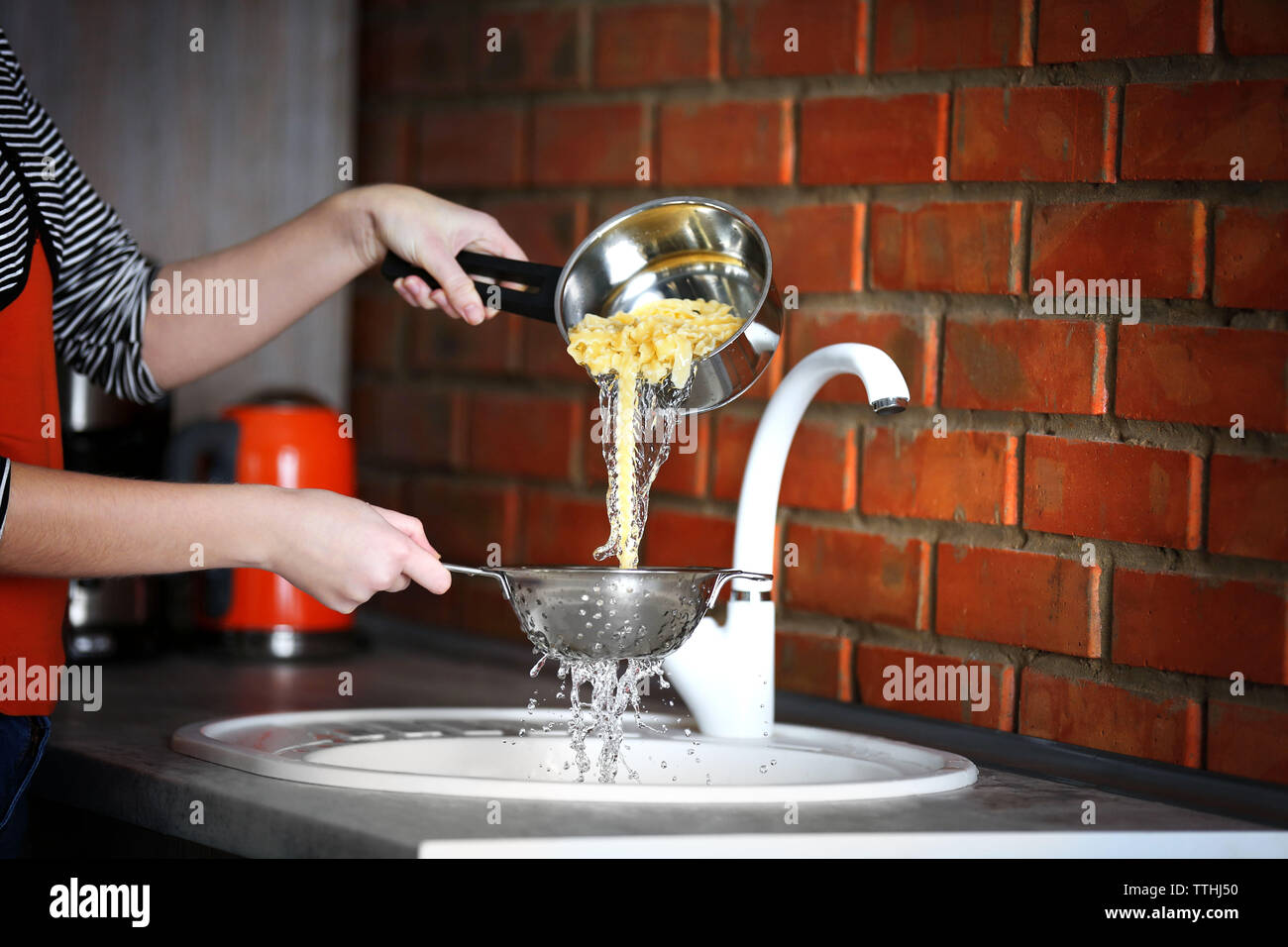Water pouring colander hi-res stock photography and images - Alamy