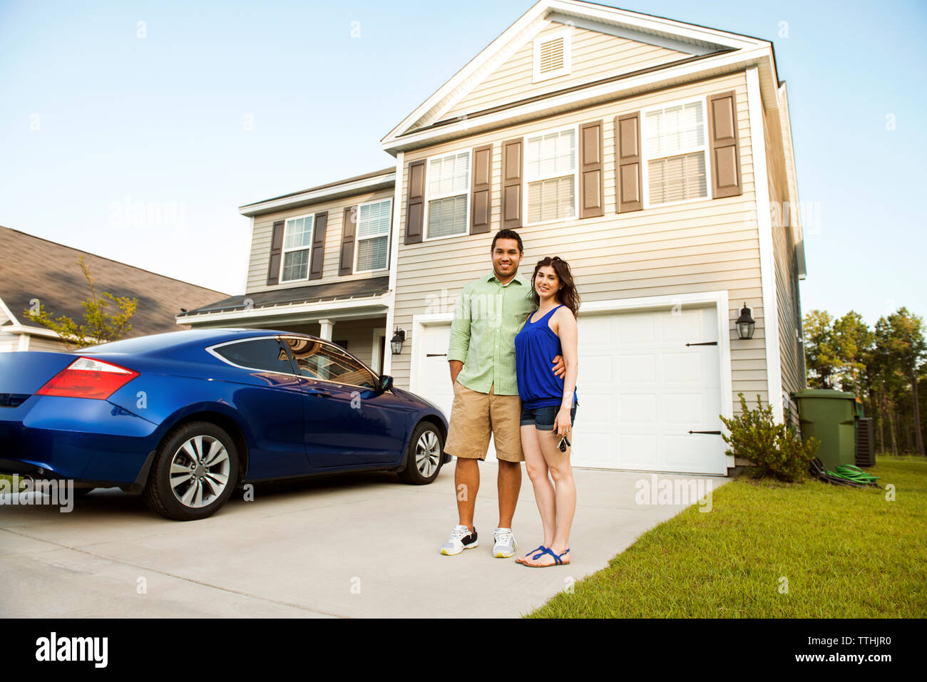 Old couple outside home hi-res stock photography and images - Alamy