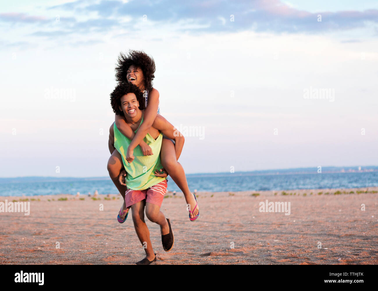 Friends and piggyback and beach hi-res stock photography and images - Alamy