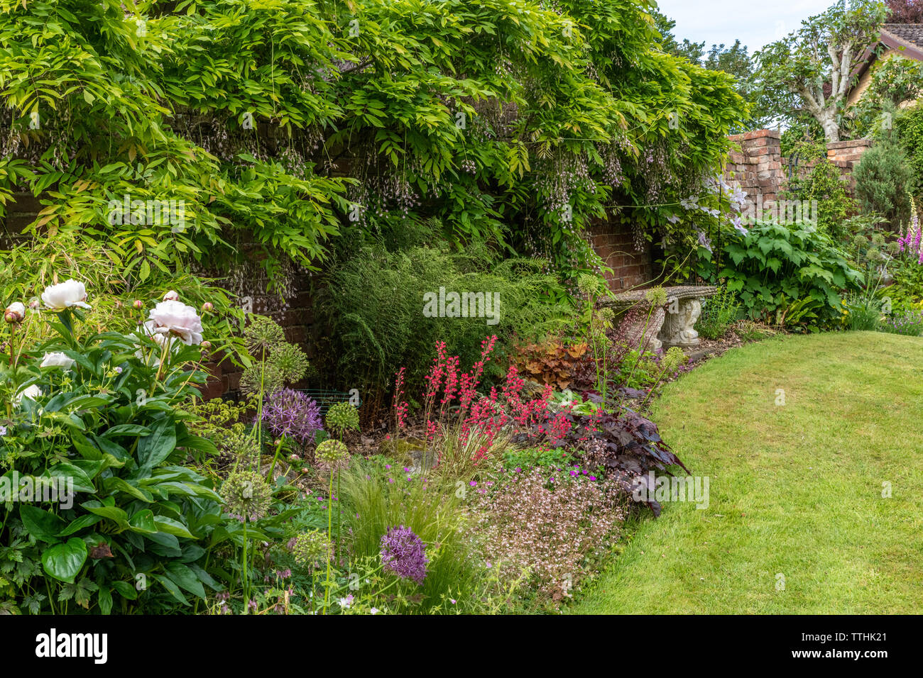 Beautiful english country home hi-res stock photography and images - Alamy