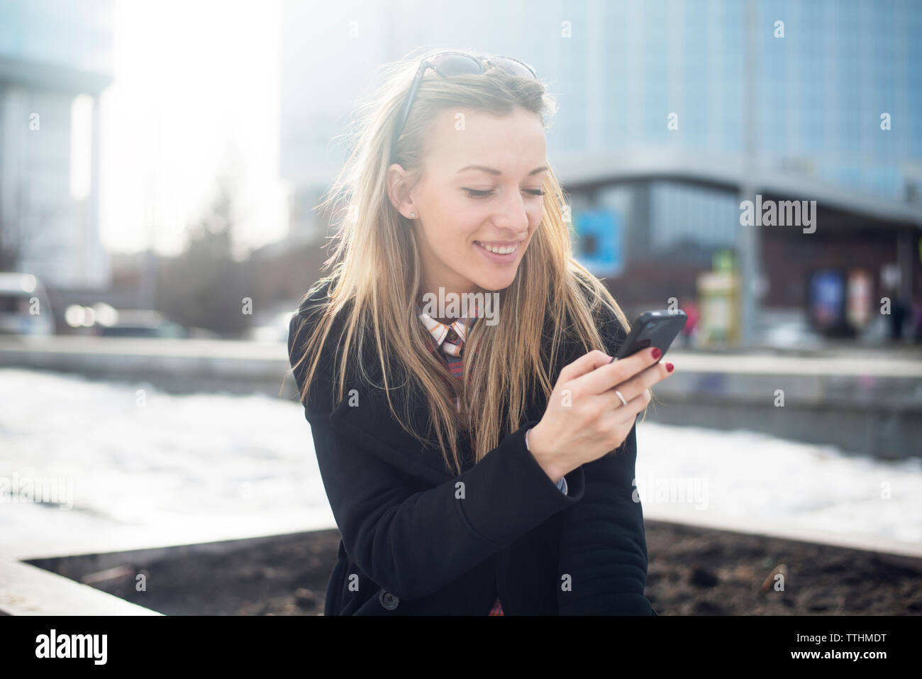 Beautiful woman smiling using mobile hi-res stock photography and ...