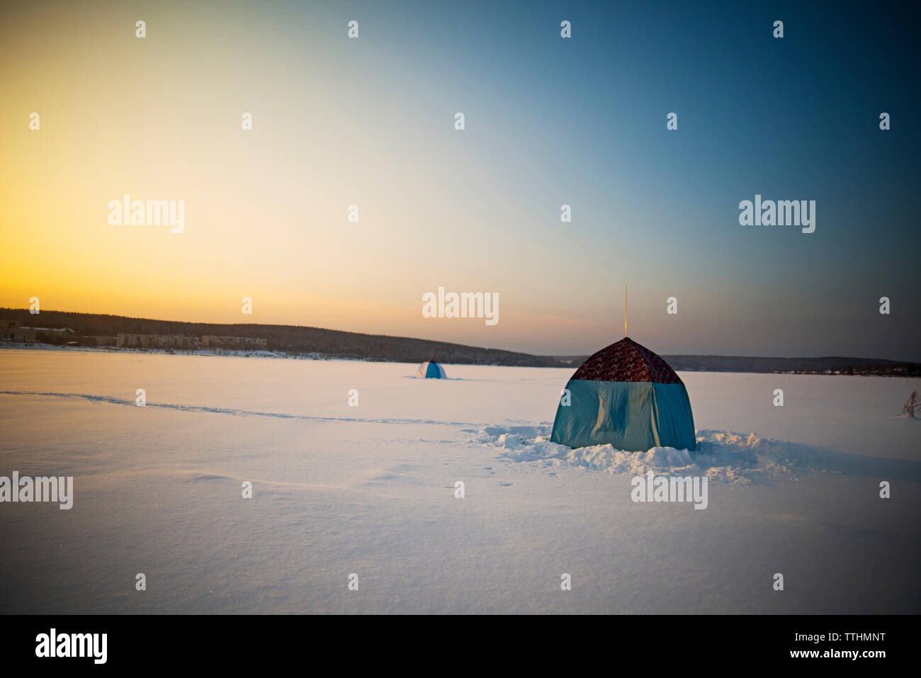Snow covered tents hi-res stock photography and images - Alamy