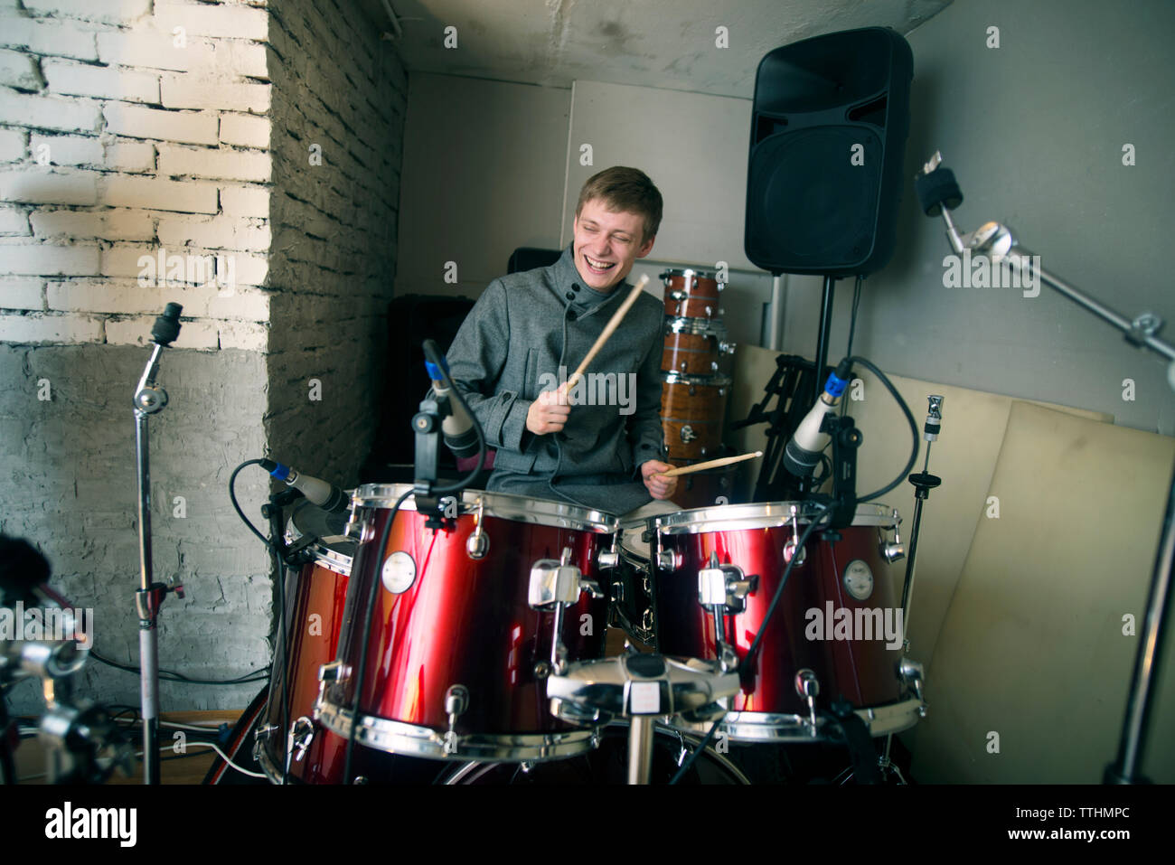 Man playing drum hi-res stock photography and images - Alamy