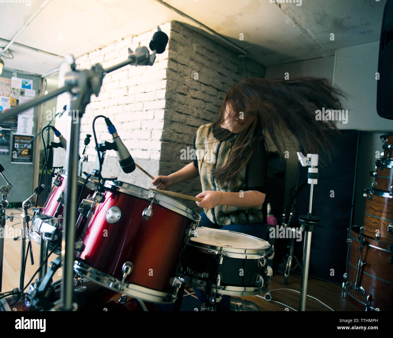 Drum woman hi-res stock photography and images - Alamy