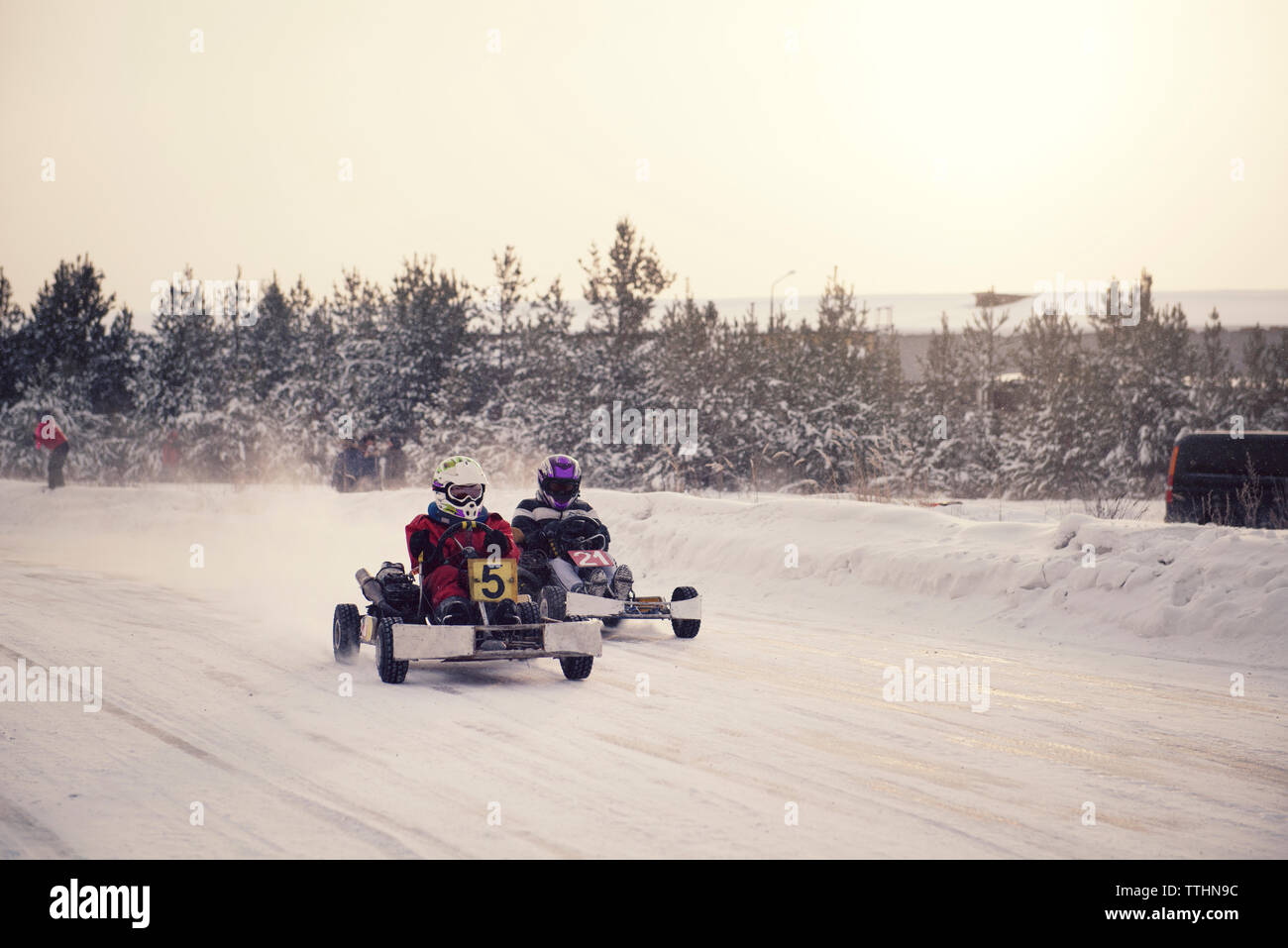 Teenagers racing hi-res stock photography and images - Alamy