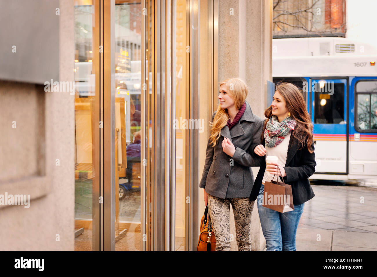 Women together shopping hi-res stock photography and images - Alamy