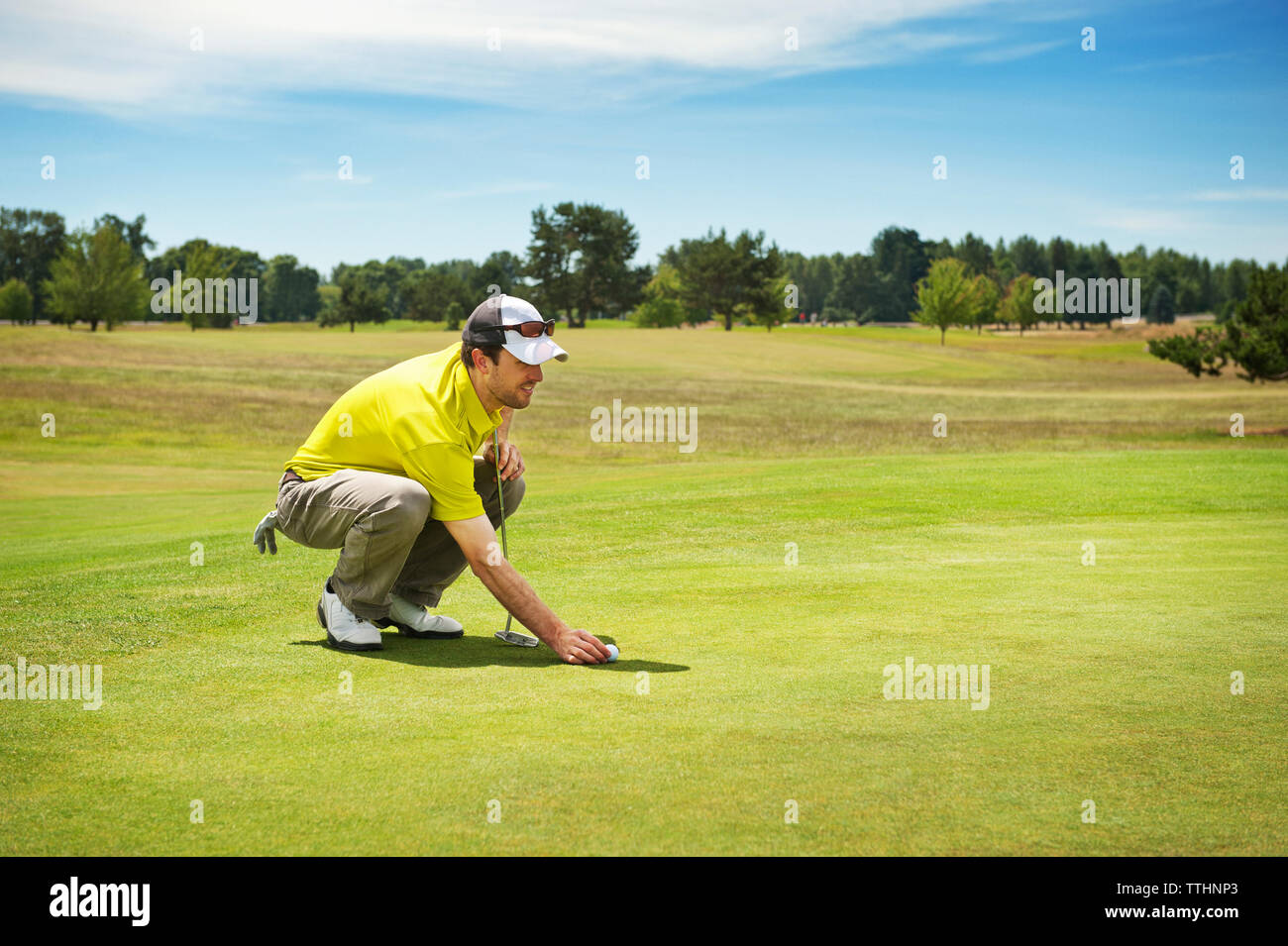 Old man playing golf hi-res stock photography and images - Alamy