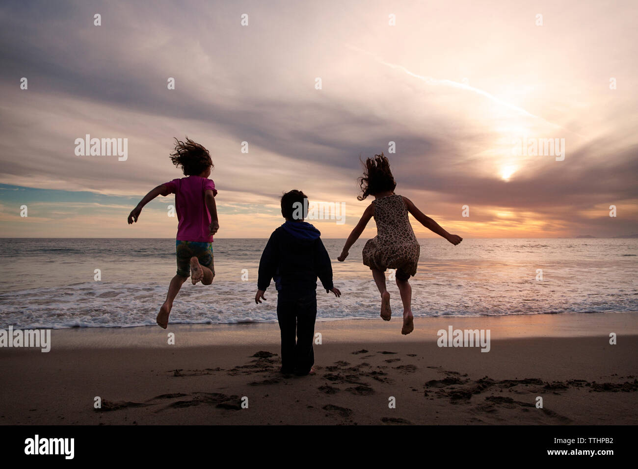 Children sunset watching hi-res stock photography and images - Alamy