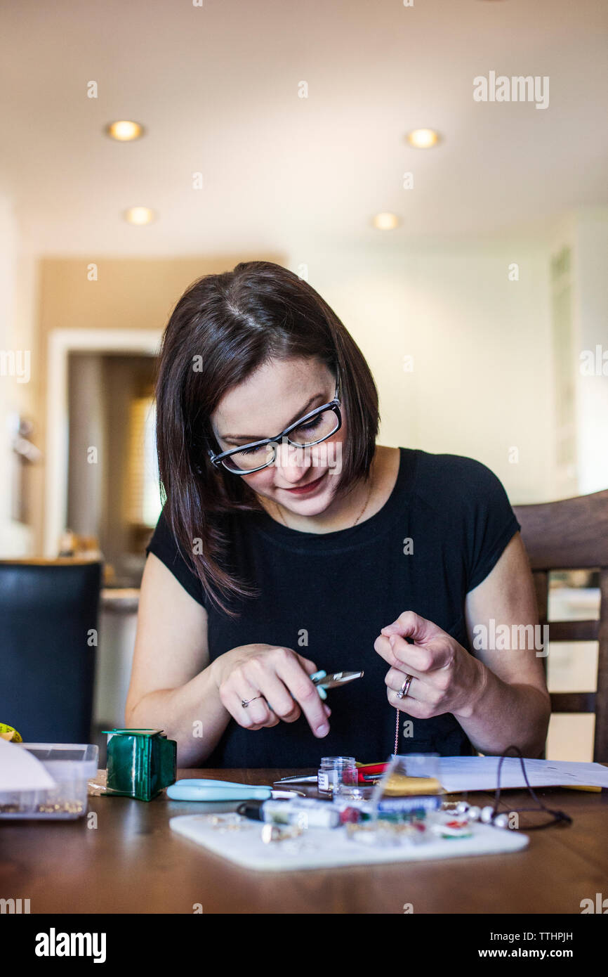 Artist making jewelry hi-res stock photography and images - Alamy