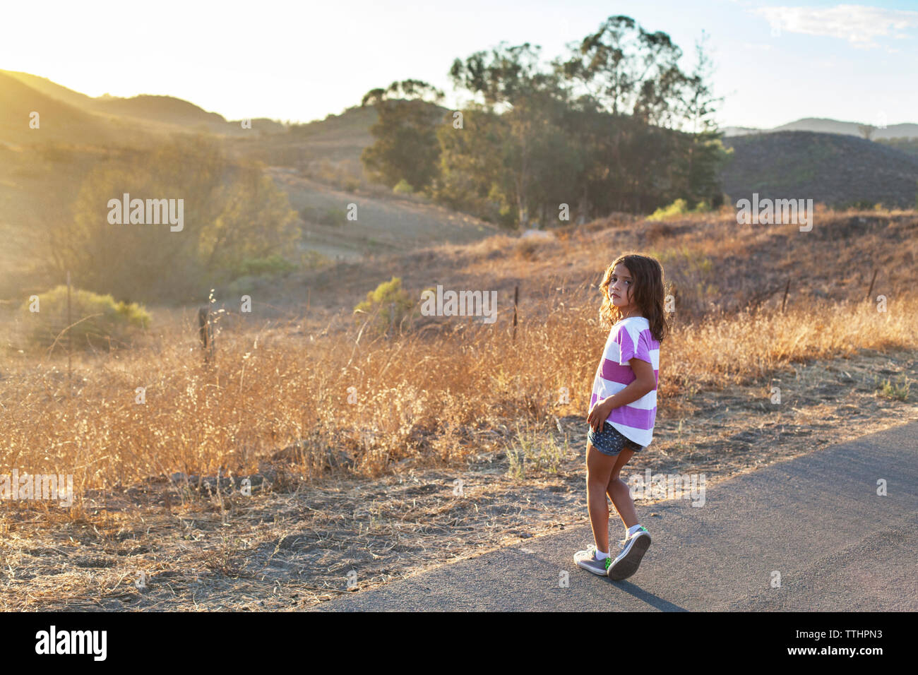 Girl looking over shoulder hi-res stock photography and images - Alamy