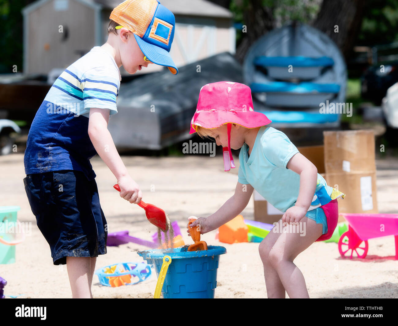 Children building sand castles hi-res stock photography and images - Alamy