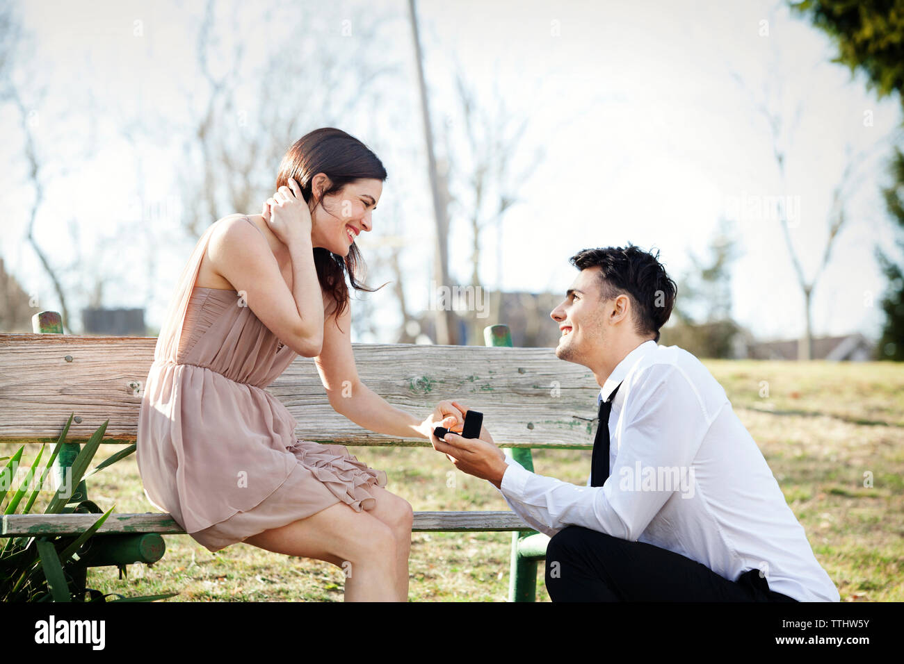 Man giving engagement ring girlfriend hi-res stock photography and ...