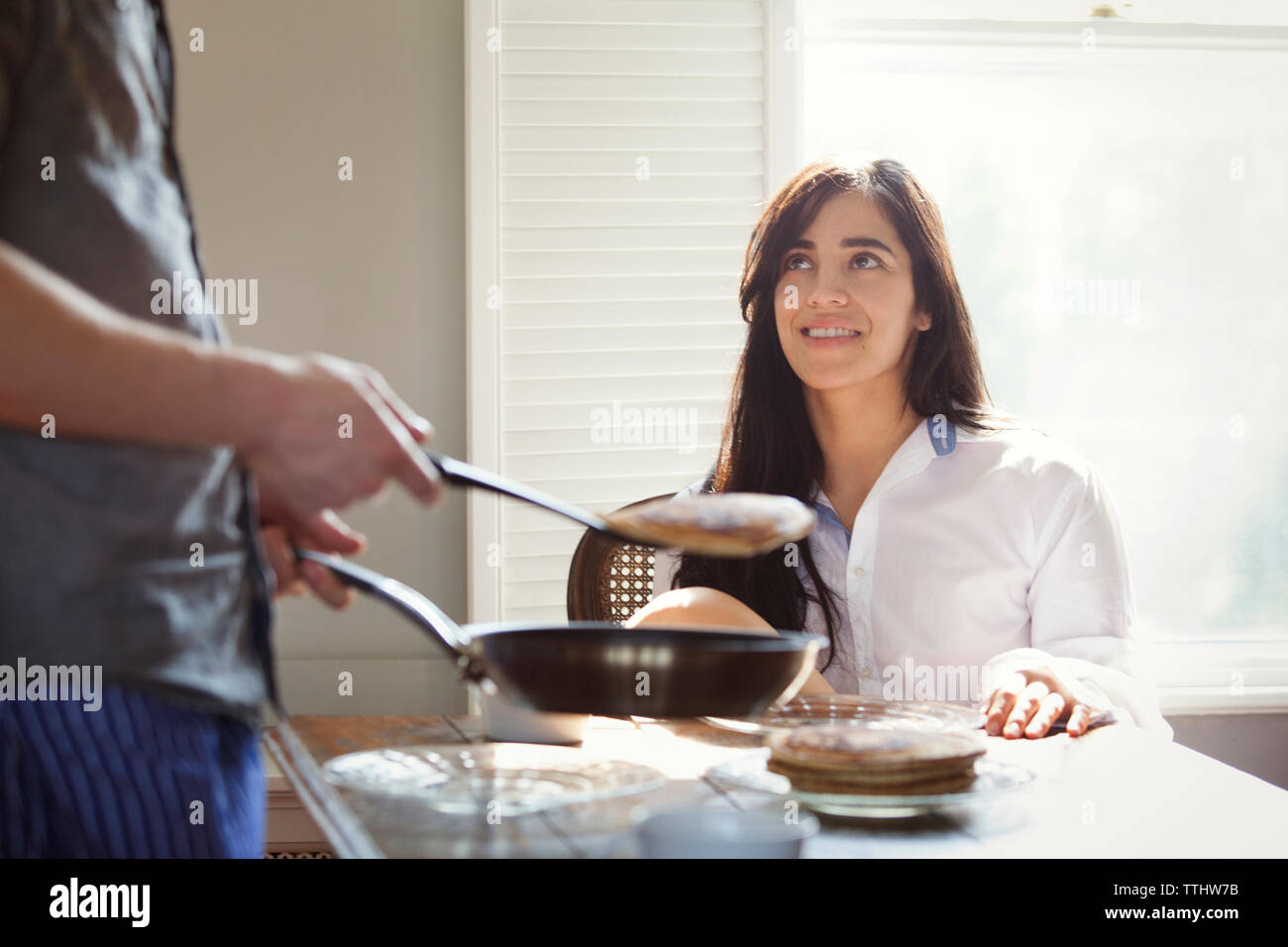 Couple serving pancakes hi-res stock photography and images - Alamy