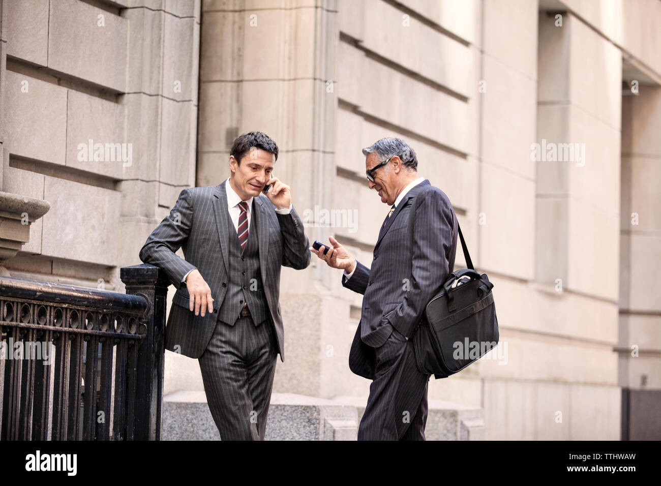 Mobile phones street hi-res stock photography and images - Alamy