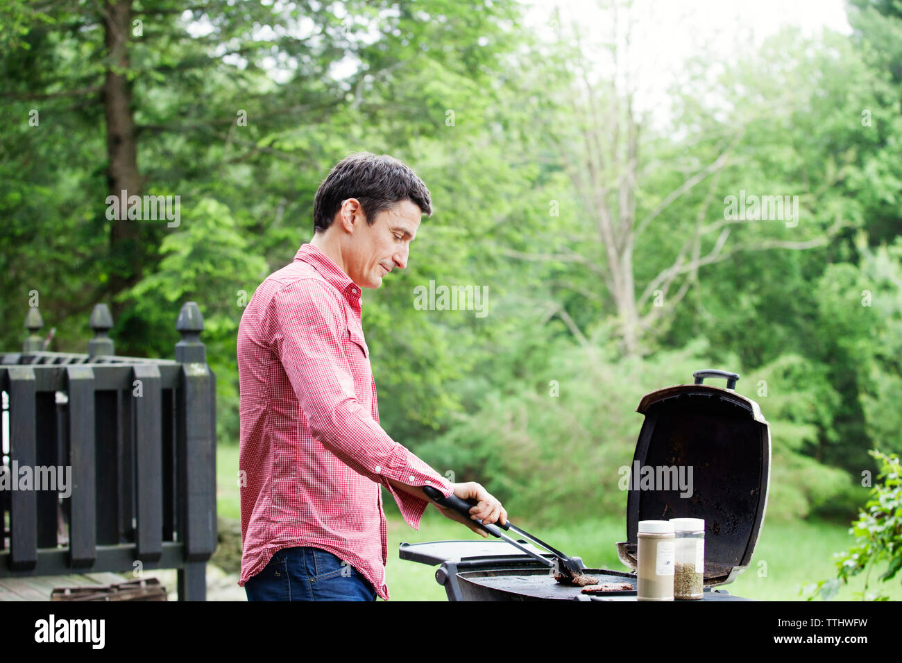 Serving barbecue hi-res stock photography and images - Alamy