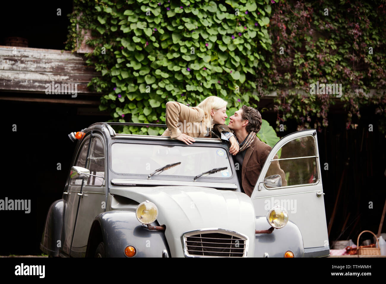 Couple kissing car hi-res stock photography and images - Alamy