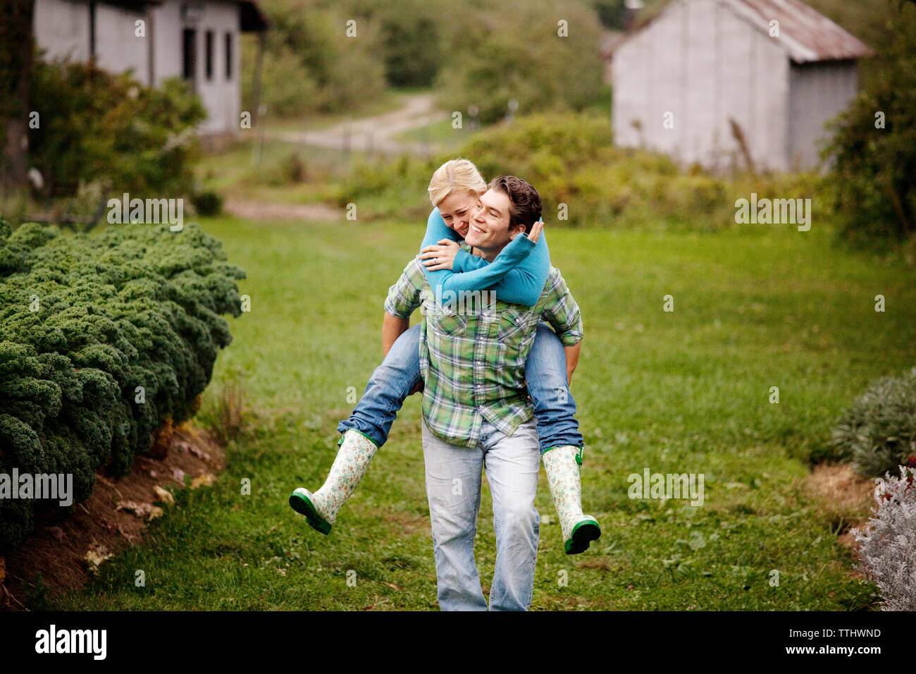 Man giving piggyback ride wife hi-res stock photography and images - Alamy