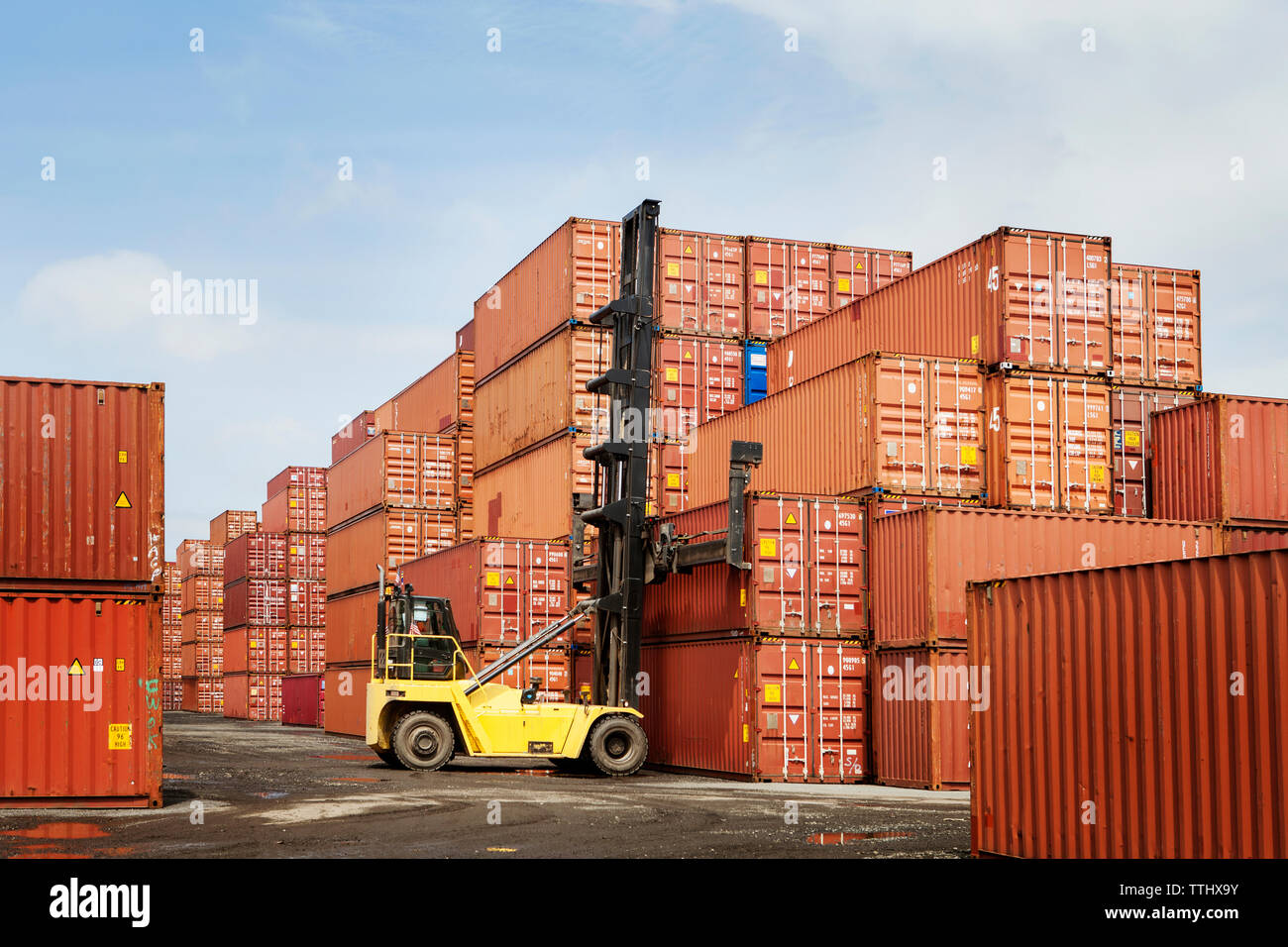 Forklift lifting cargo container hi-res stock photography and images ...