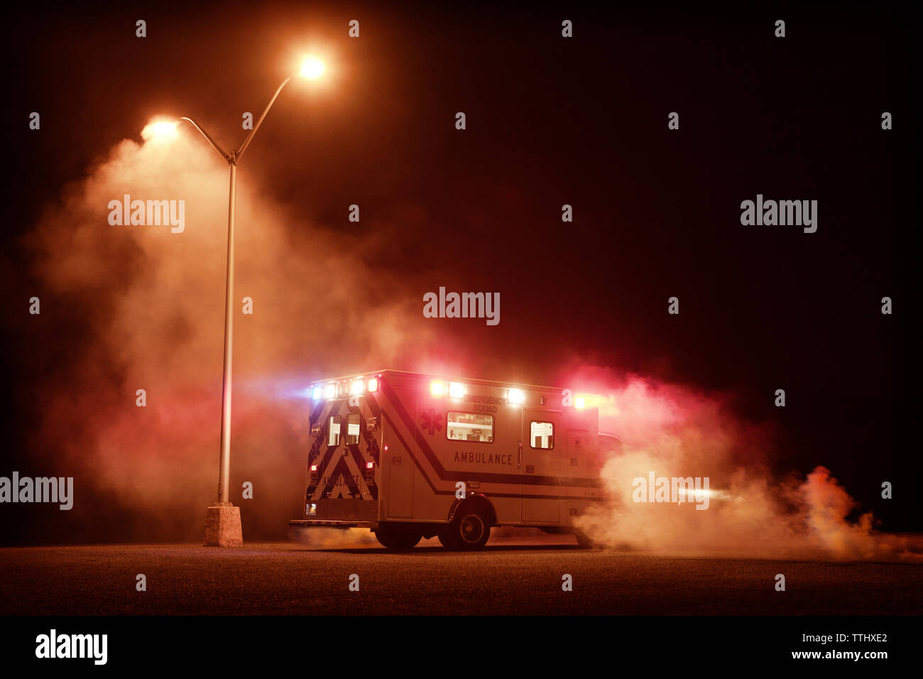 Ambulance lights at night hi-res stock photography and images - Alamy