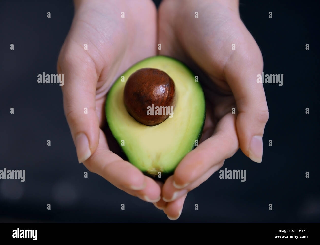 Female hands cut ripe avocado hi-res stock photography and images - Alamy
