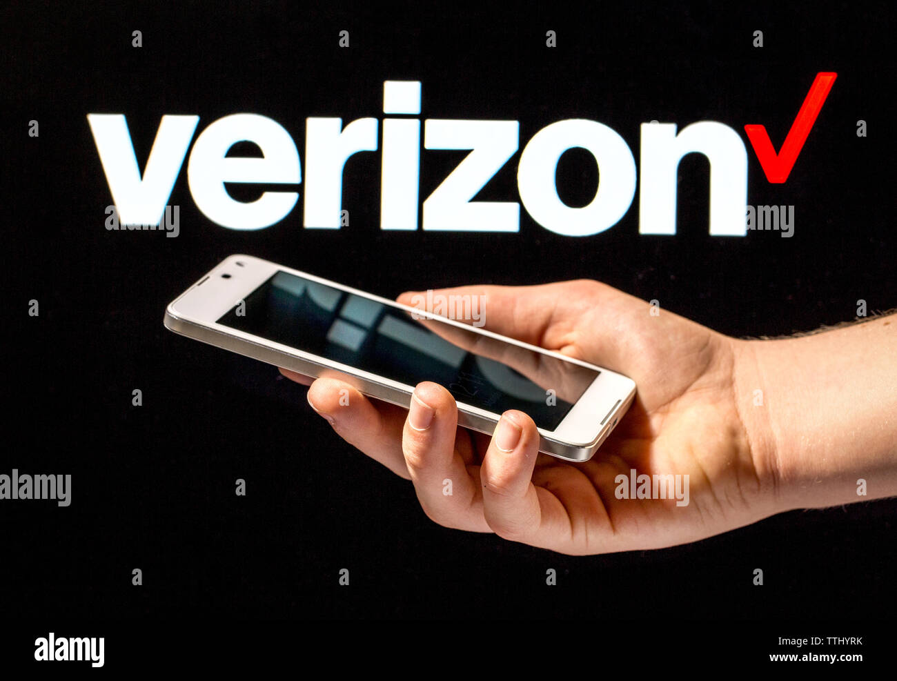 Verizon sign logo hi-res stock photography and images - Alamy