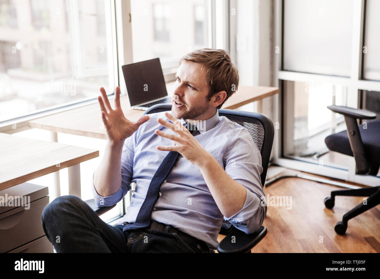 Person sitting on chairs office hi-res stock photography and images - Alamy